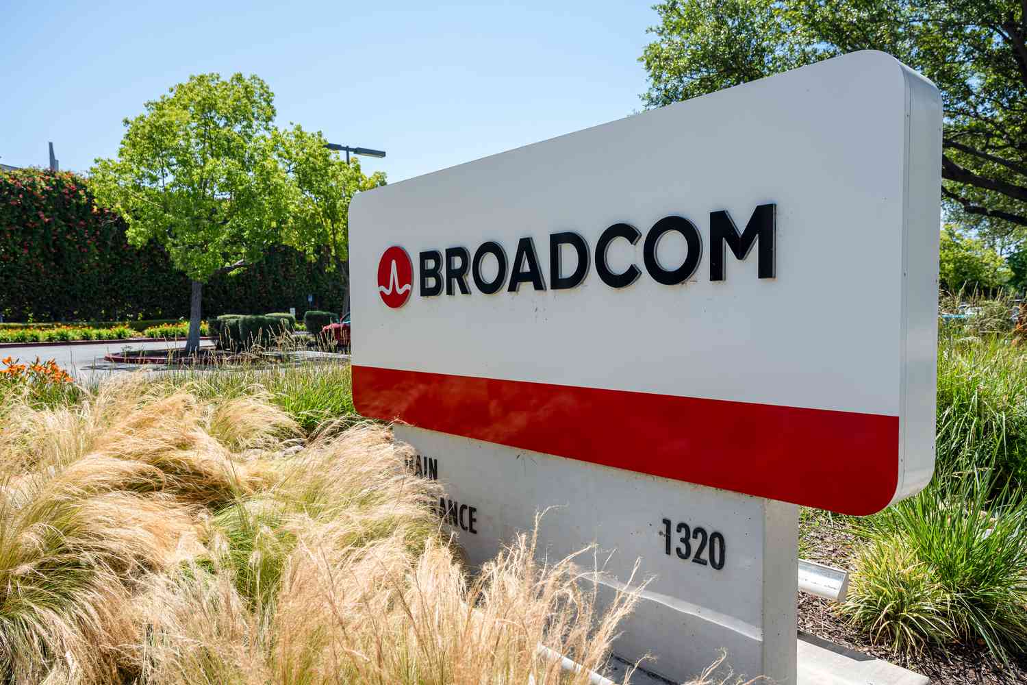 Broadcom’s AI and Infrastructure Software Engines Fuel Record Growth ...